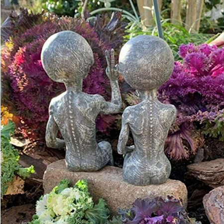 Outdoors Garden Alien Couple Figurine – Isawaghost.com